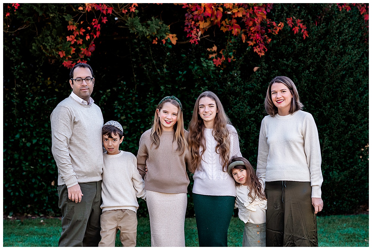 Easy and Fun Family Photos in the Front Yard - Leslie Levine Photography